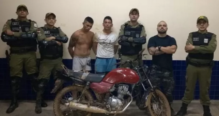 Dupla é presa depois de usar madeira atravessada em estrada para fazer ...